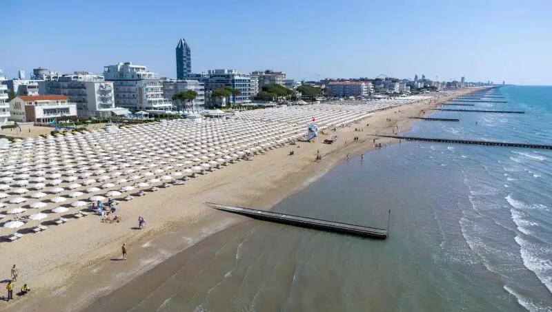 Jesolo, firmata l'ordinanza balneare 2025: novità su fumo, chioschi e ...