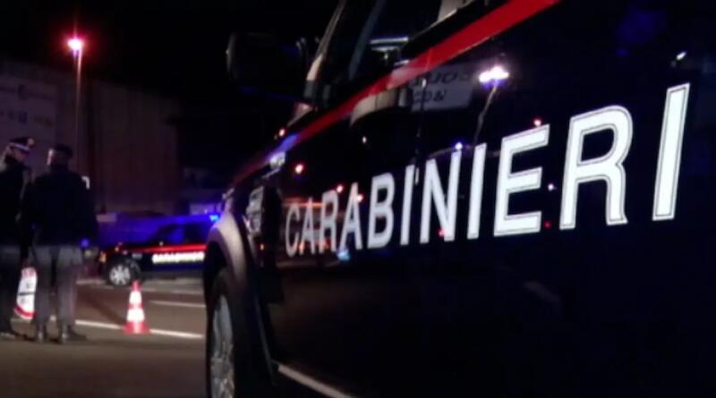 Trova i ladri in casa e li butta giù dal terrazzo: "Ho pensato a ...