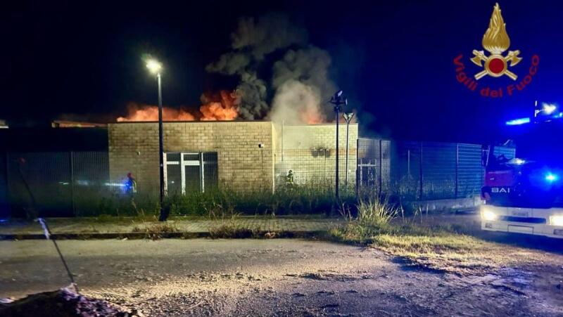 Fiamme e denso fumo nella notte: incendio nella piscina comunale di ...